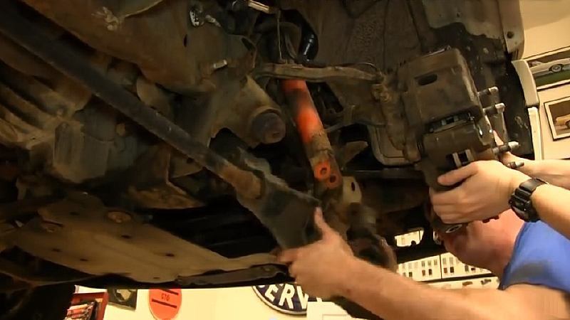 Chevrolet Silverado 1999-2006: How to Replace Lower Control Arm ...