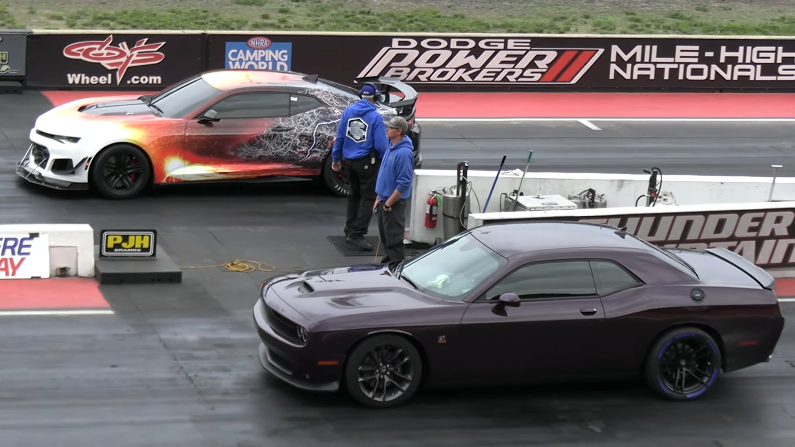 How Does A Dodge Challenger 392 Do Drag Racing a Camaro ZL1? | Dodgeforum