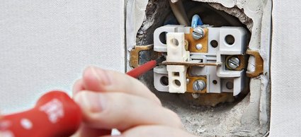 How to Wire an Outlet in a Series | DoItYourself.com