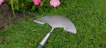 How to Use Lawn Edging Tools | DoItYourself.com