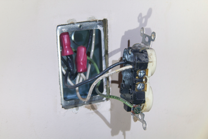 How to Wire Plug Outlets for 110v Electricity | DoItYourself.com