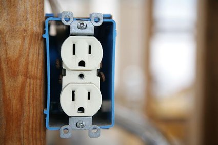 How to Wire Plug Outlets for 110v Electricity | DoItYourself.com