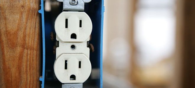 How to Wire Plug Outlets for 110v Electricity | DoItYourself.com
