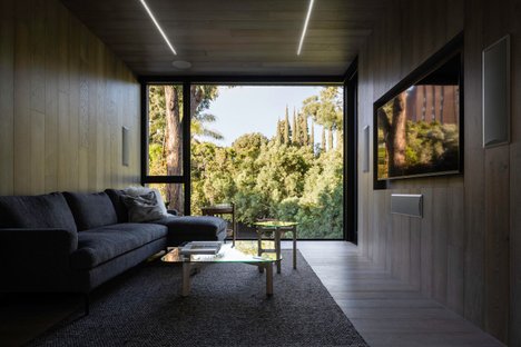 A Stream Runs Under This Modern “Bridge House” in Los Angeles | Designs ...