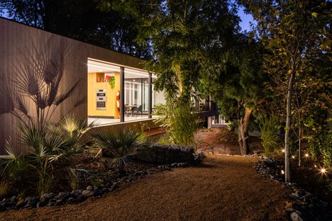 A Stream Runs Under This Modern “Bridge House” in Los Angeles | Designs ...