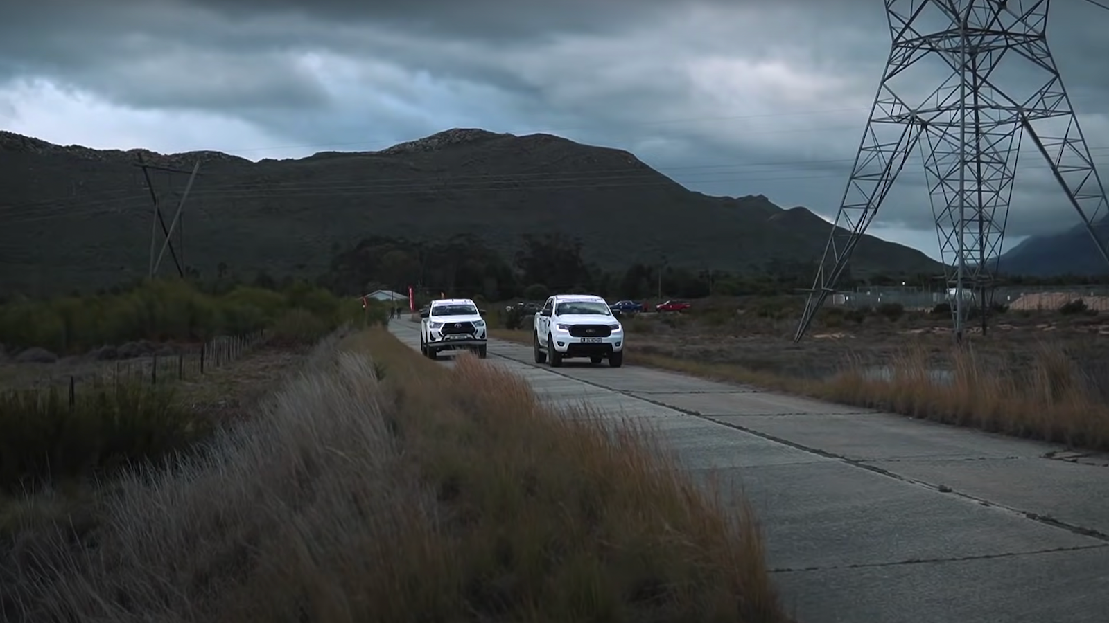 Ford Ranger Drag Races Toyota Hilux In Battle of Off-Roaders | Ford-trucks