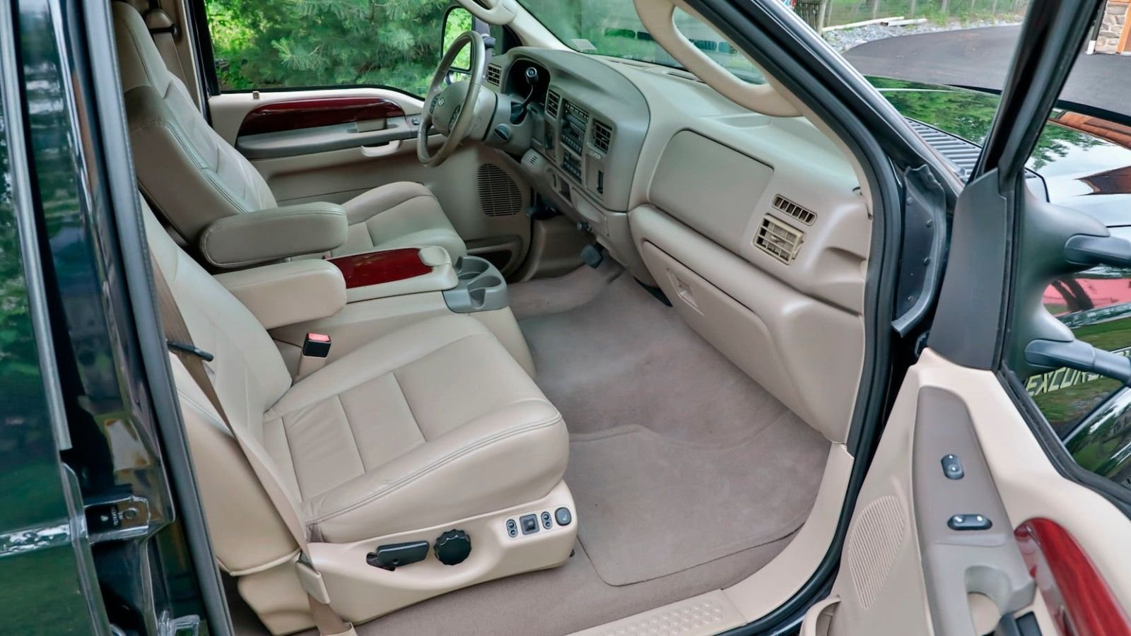 Lifted Diesel Ford Excursion Rolls over the Competition | Ford-trucks