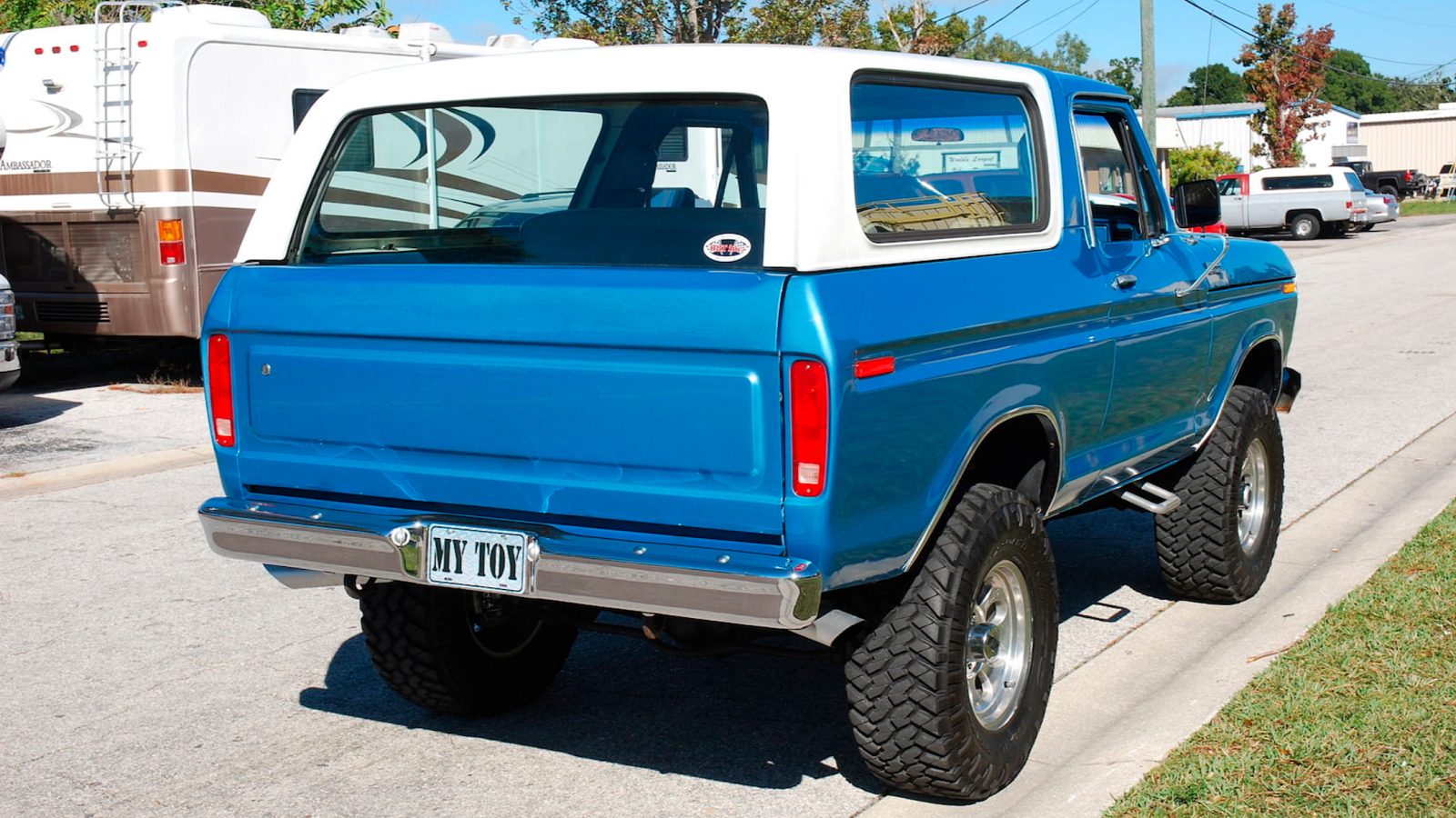 Big Blue 2nd Gen Bronco Rolls into Our Dreams | Ford-trucks