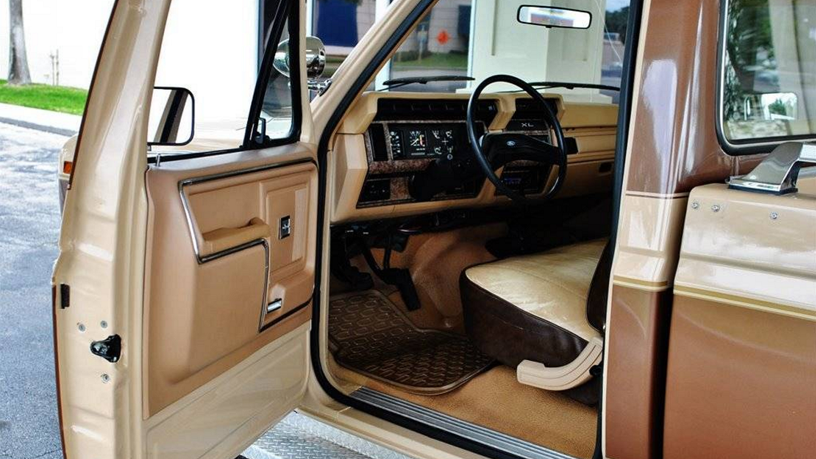 1985 Ford F-350 Is One Downright Dynamic Dually | Ford-trucks