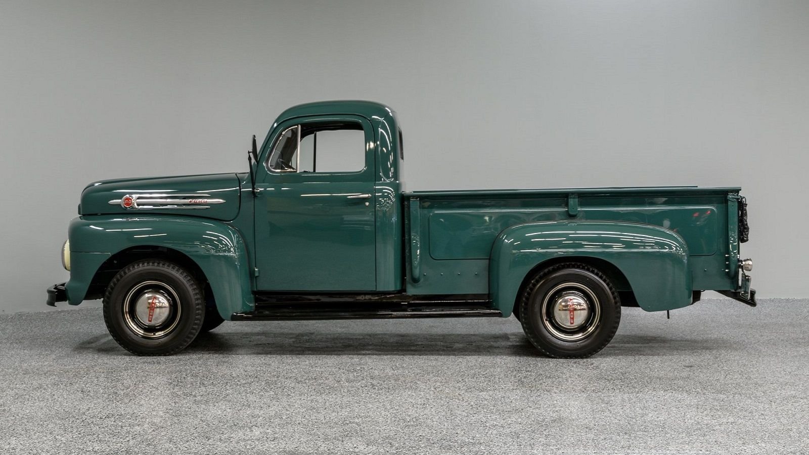 Immaculately Restored '52 Ford F2 Looks Too Good to Be True | Ford-trucks