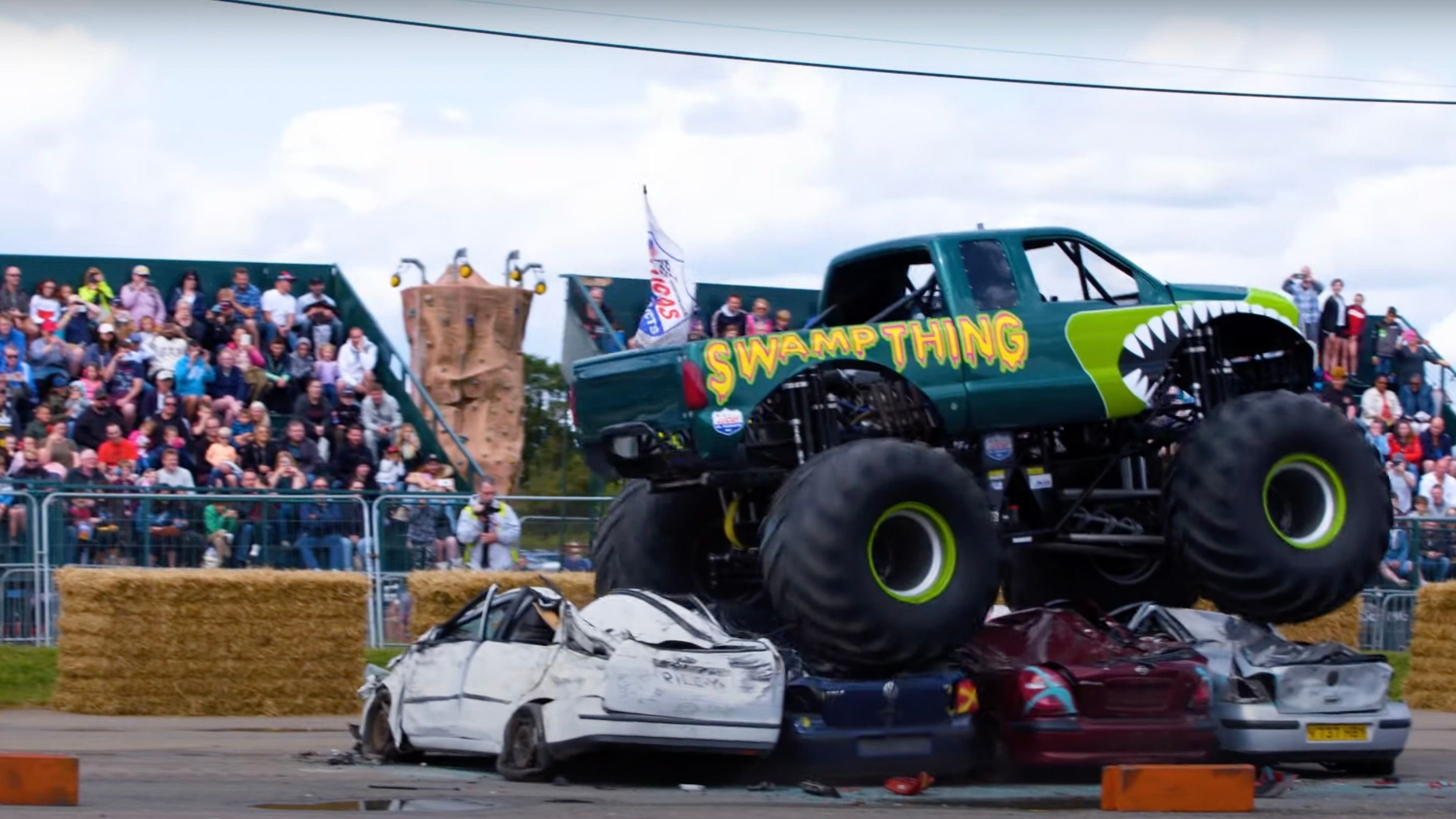 Ford Super Duty Monster Truck Smashes Everything In Its Path | Ford-trucks