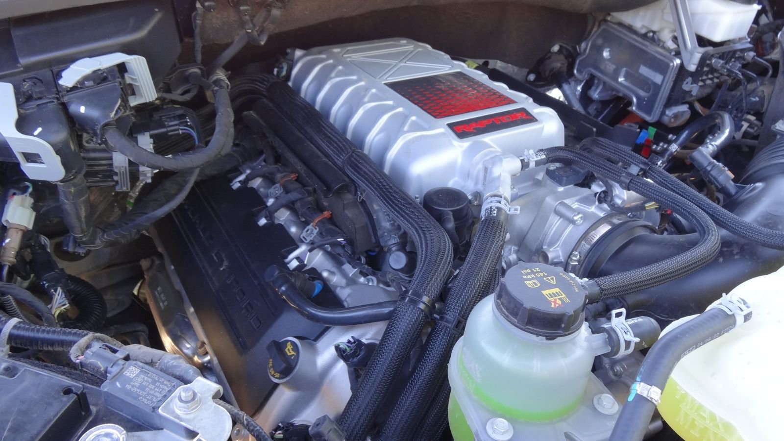 5 Reasons Why the F-150 Raptor Beats the Raptor R | Ford-trucks