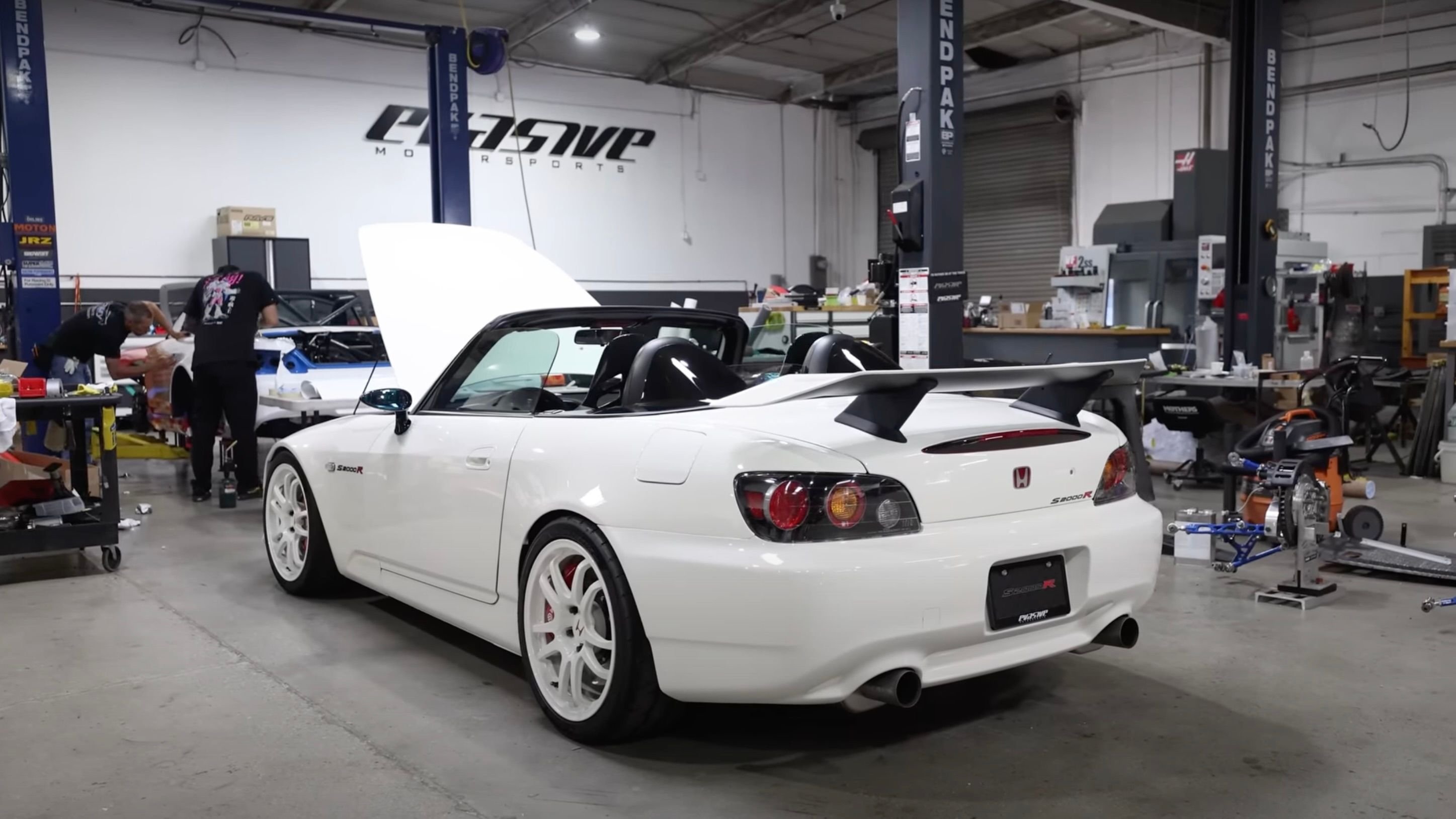 Larry Chen Checks Out S2000 Type R Up Close | S2ki