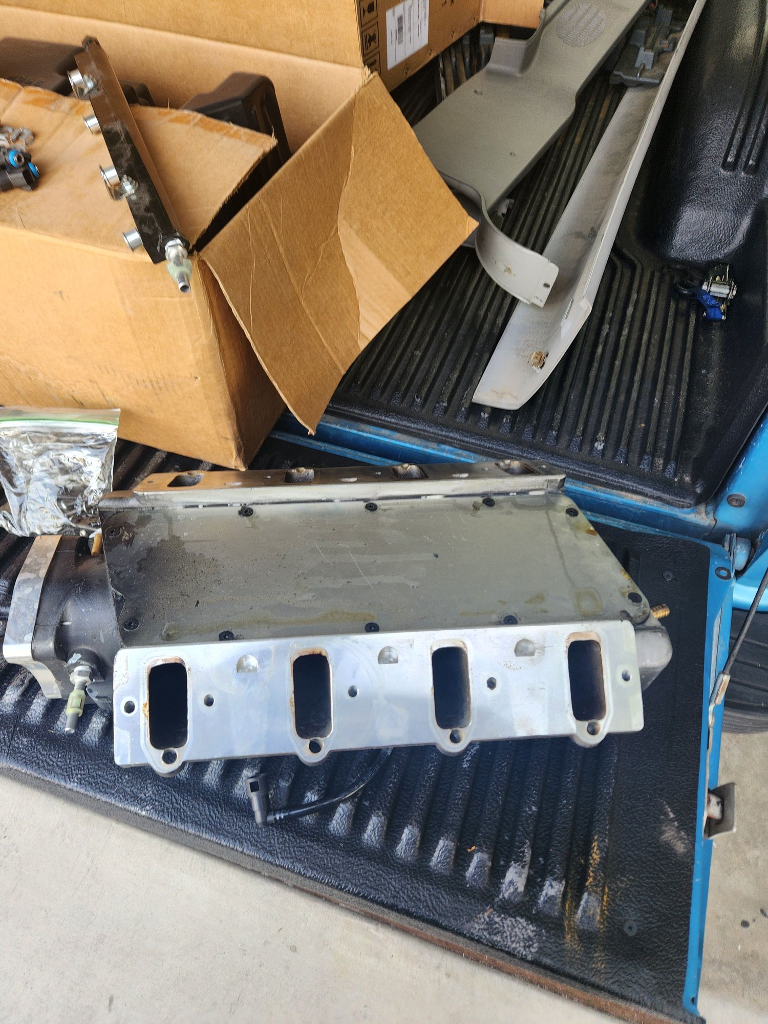 Speedmaster Cathedral port intake with fuel rail and GM 12613411 ...