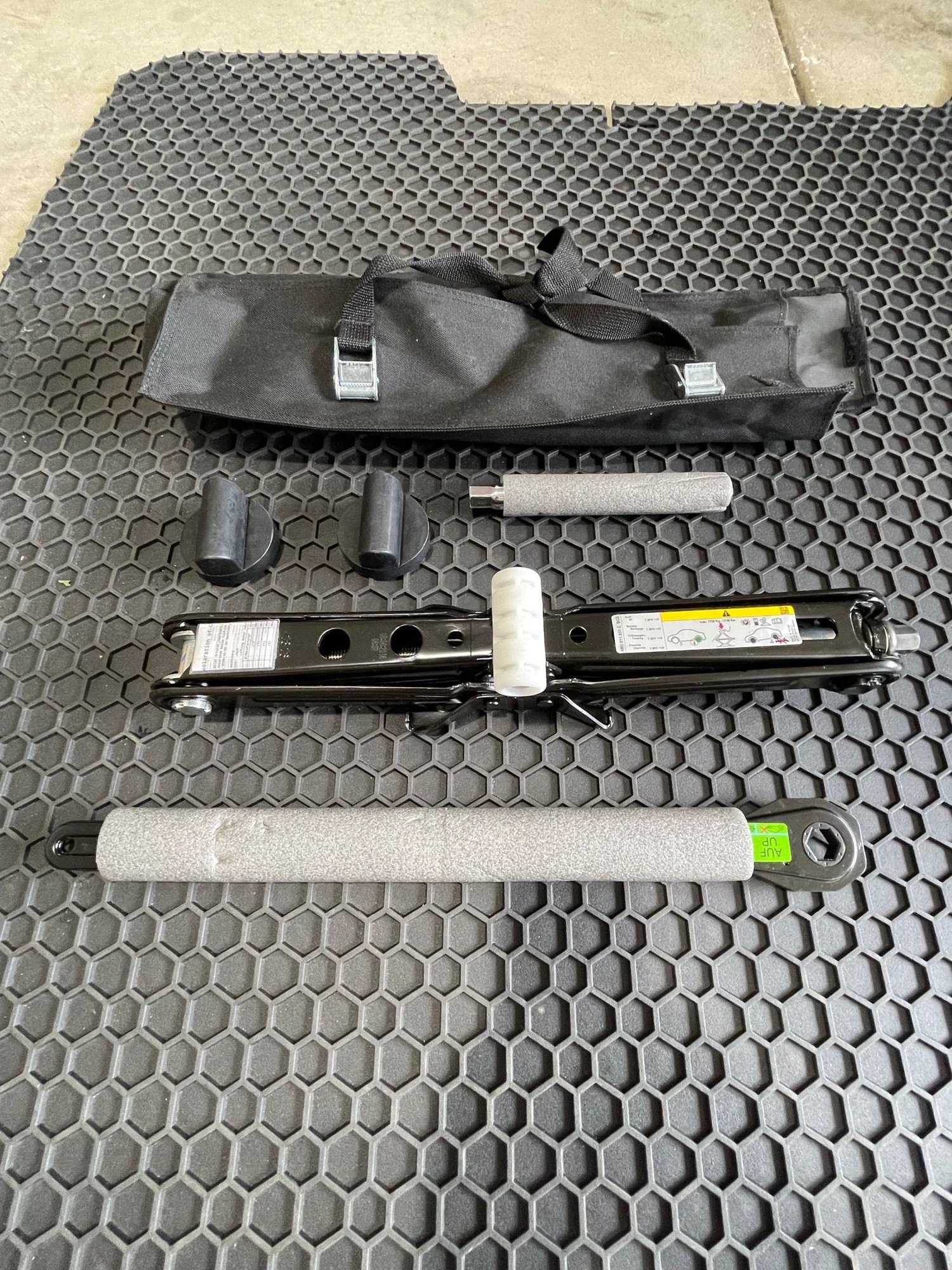 AUDI Q7 OEM JACK KIT - AudiWorld Forums