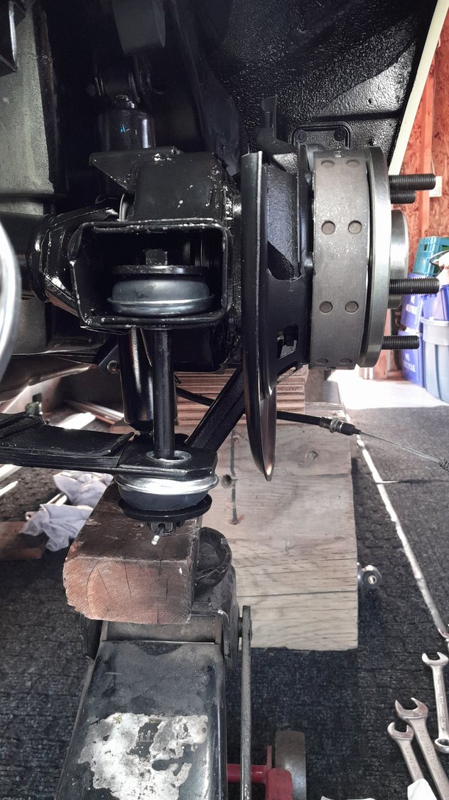 Rear suspension : one rear spring link is on an angle. pic's ...