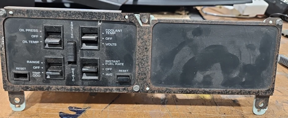 Replace a reset button (fuel rate / odometer...) on 1984/89 ...