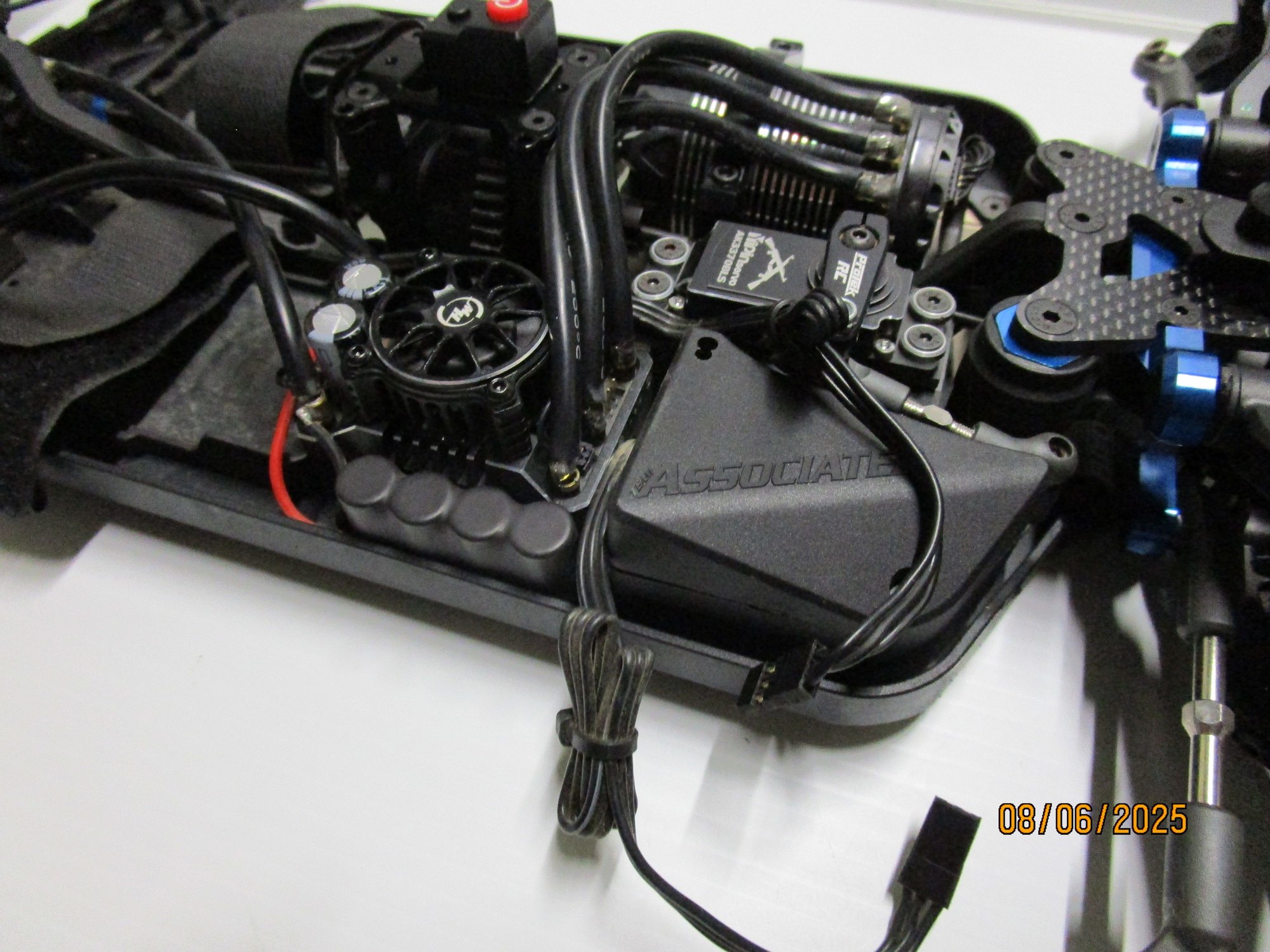 ASSOCIATED RC8 B4.1E AND HW 1900KV COMBO - R/C Tech Forums
