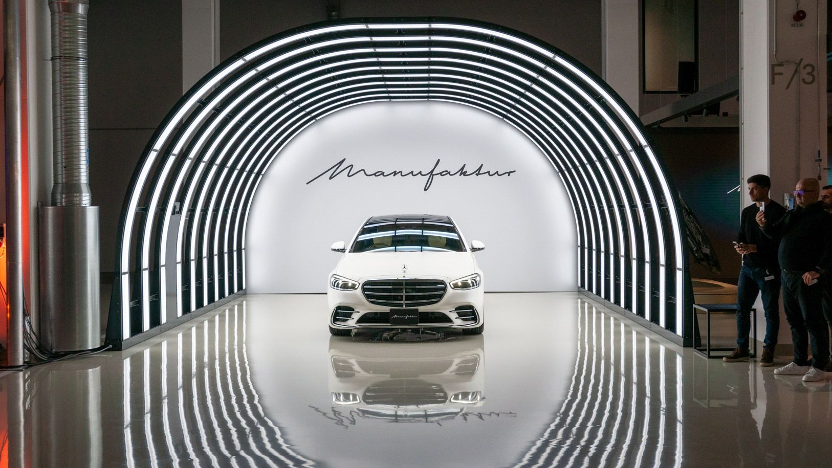 Mercedes-Benz expands Manufaktur program, opens customer studio