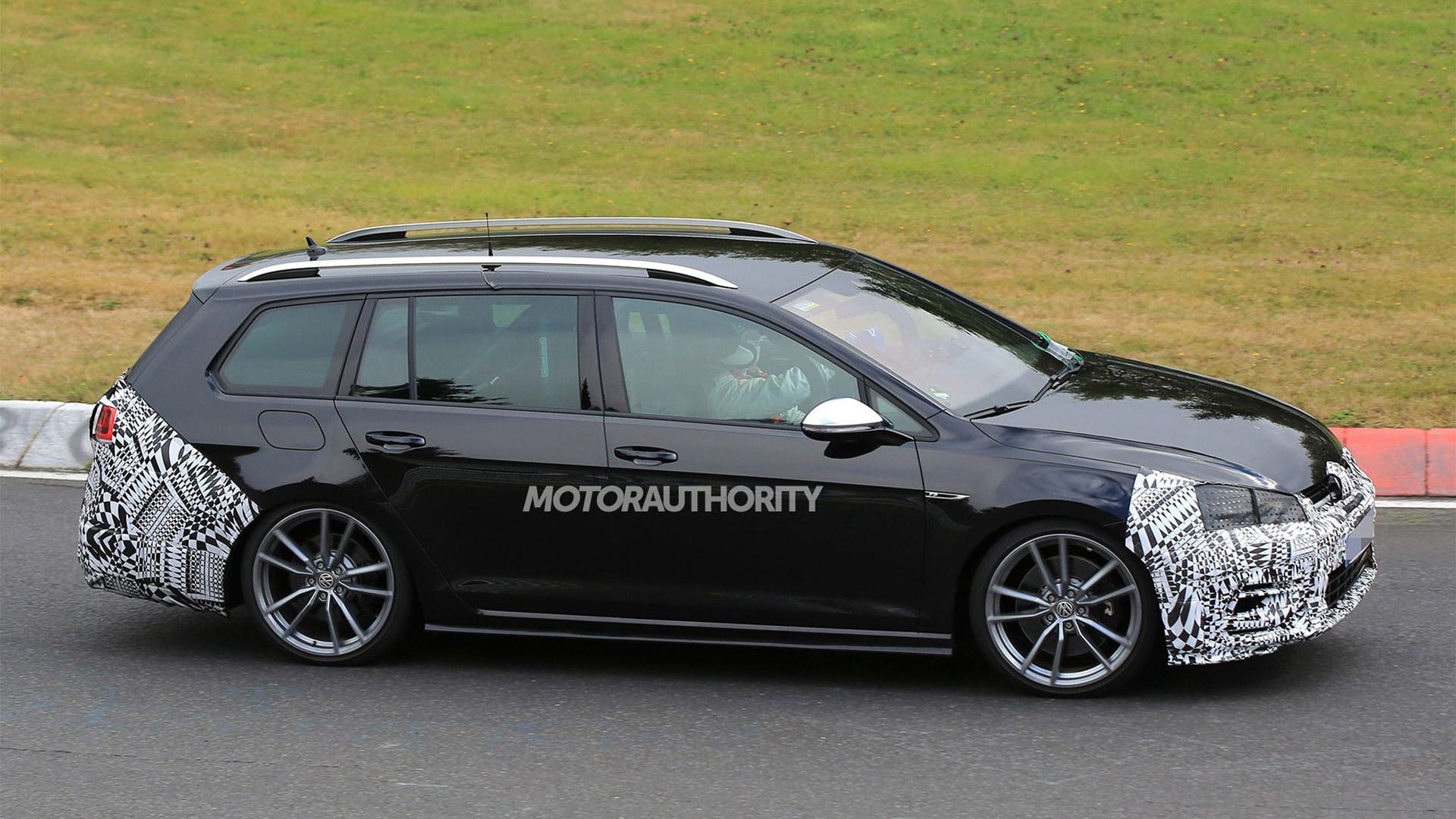 2018 Volkswagen Golf R Variant spy shots and video