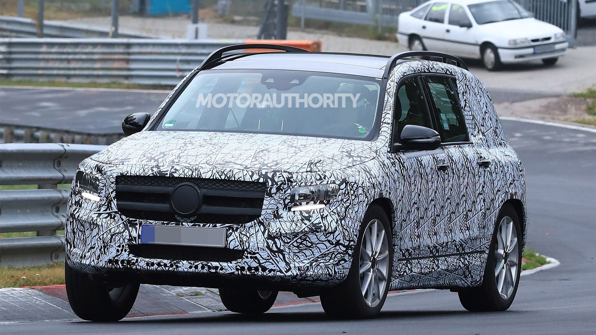 2020 Mercedes-Benz GLB spy shots and video