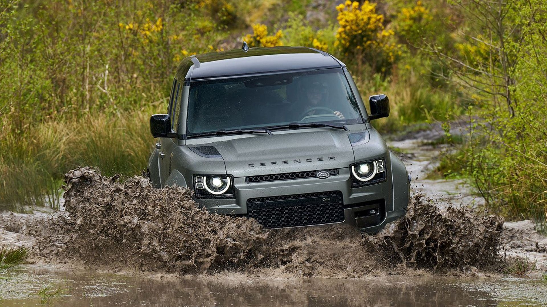 2025 Defender Octa debuts as tough off-roader packing 626 hp