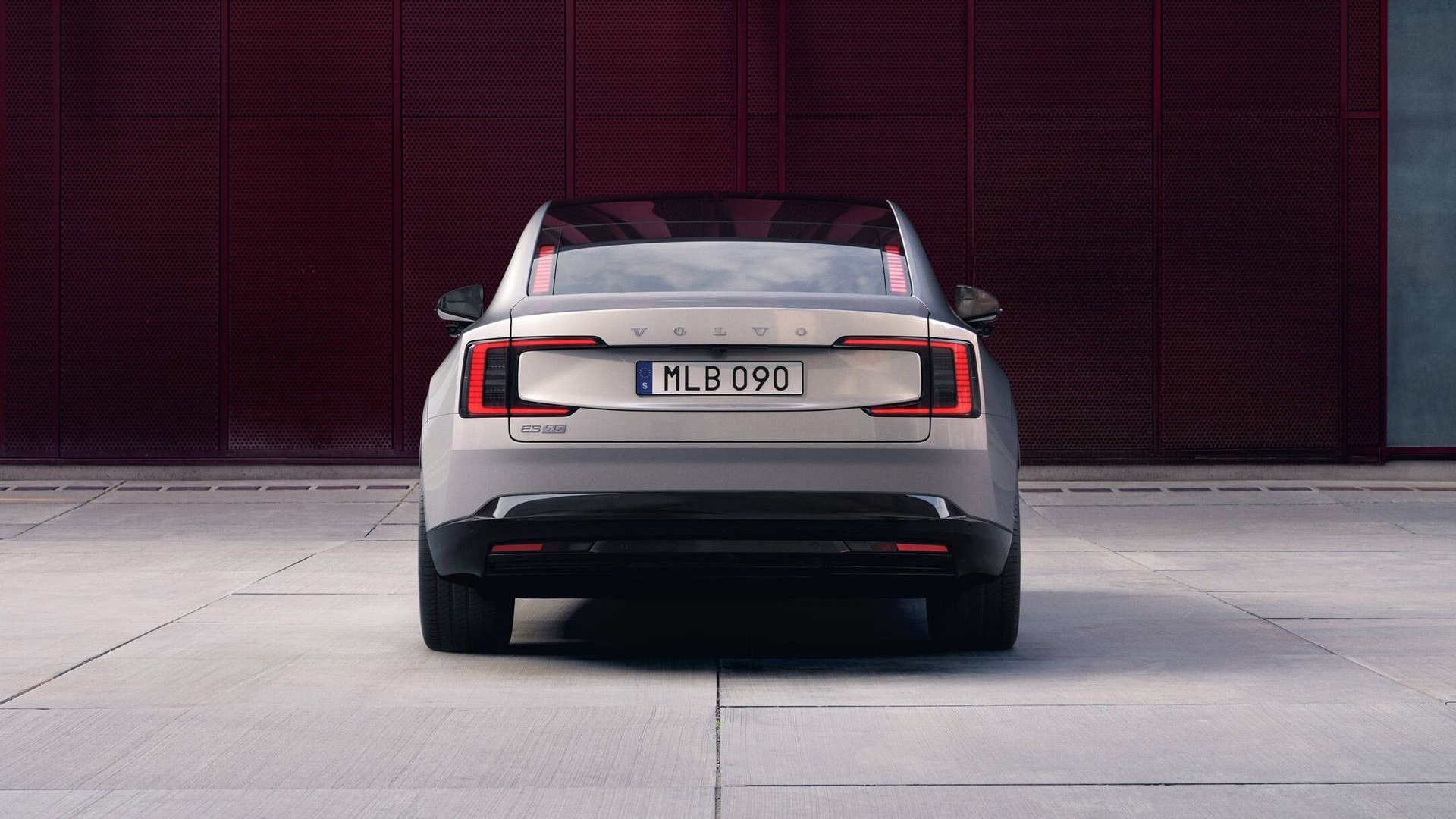 Volvo ES90 electric hatchback lands with 800-volt tech, 670 hp