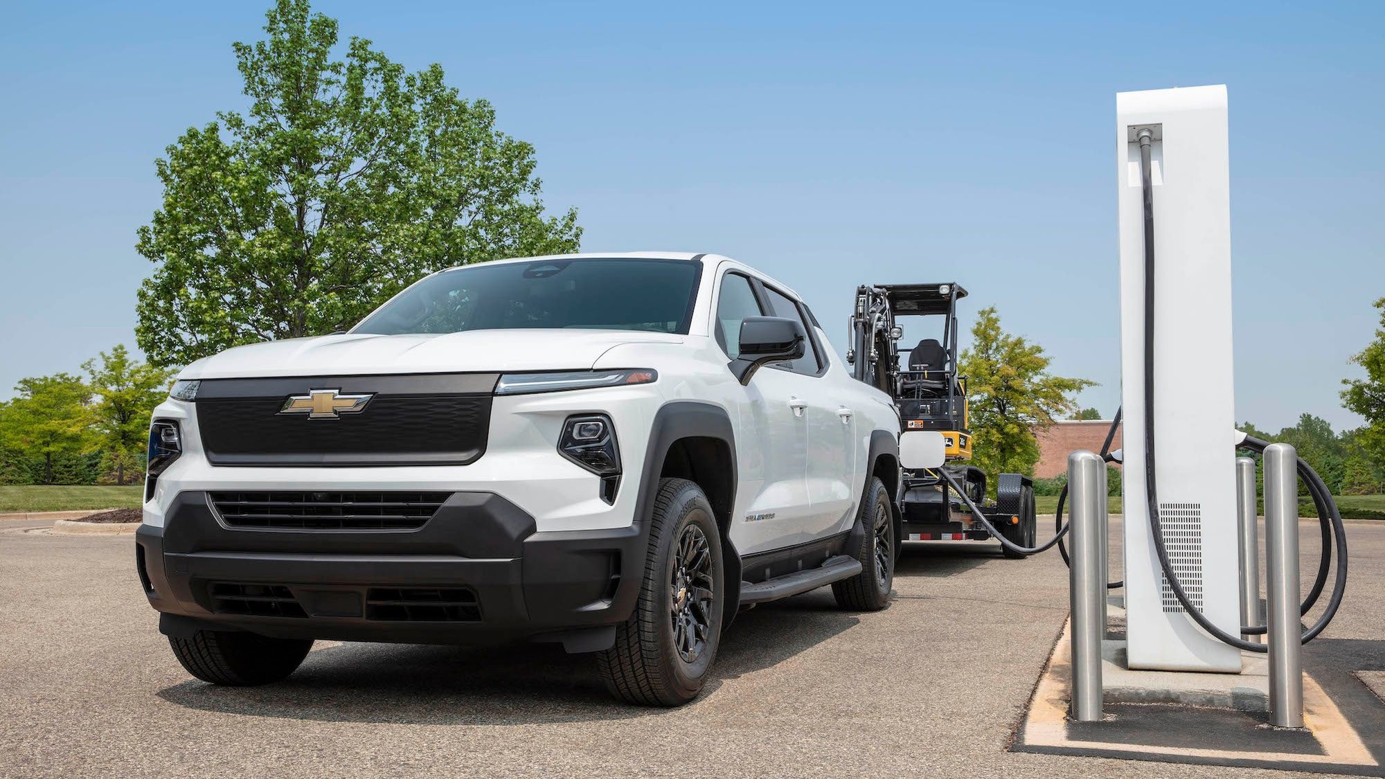 2025 Chevy Silverado EV gains models, max range of 492 miles